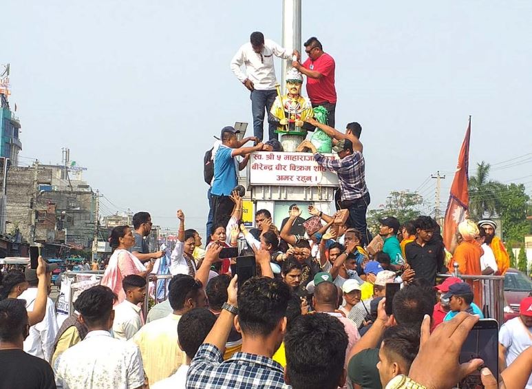 Dhamboji Chowk is tense while trying to place the statue of former King ...